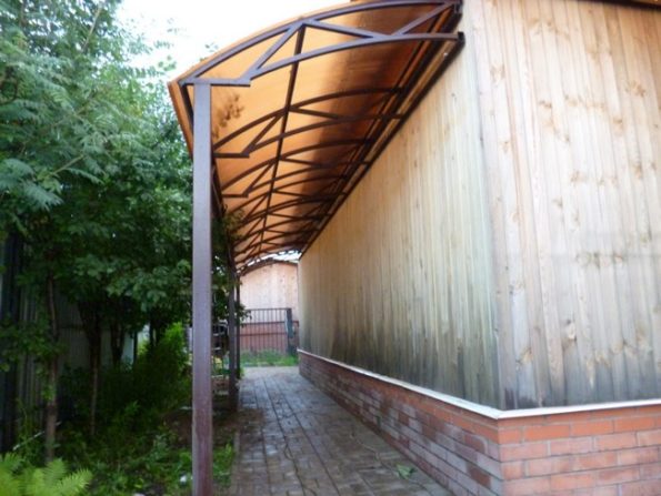 Красивая защита от дождя: навес к дому из поликарбоната | Живу за городом